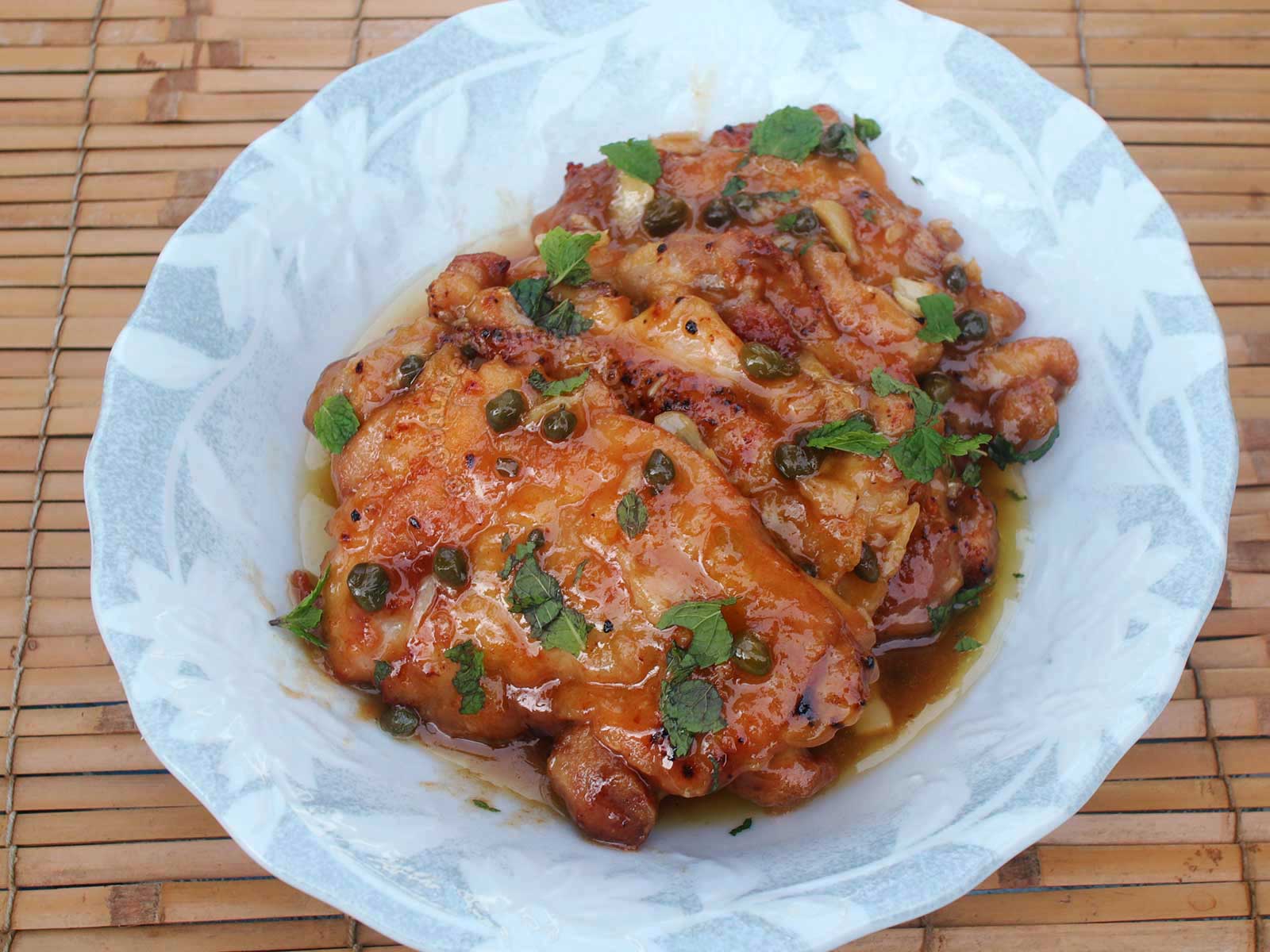 Inihaw na balon-balonan ng manok (skewered and grilled chicken gizzards)