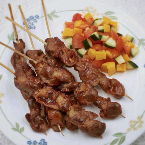 Inihaw na balon-balonan ng manok (skewered and grilled chicken gizzards)