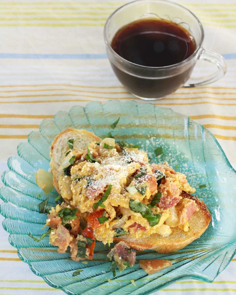Scrambled eggs with bacon and tomatoes