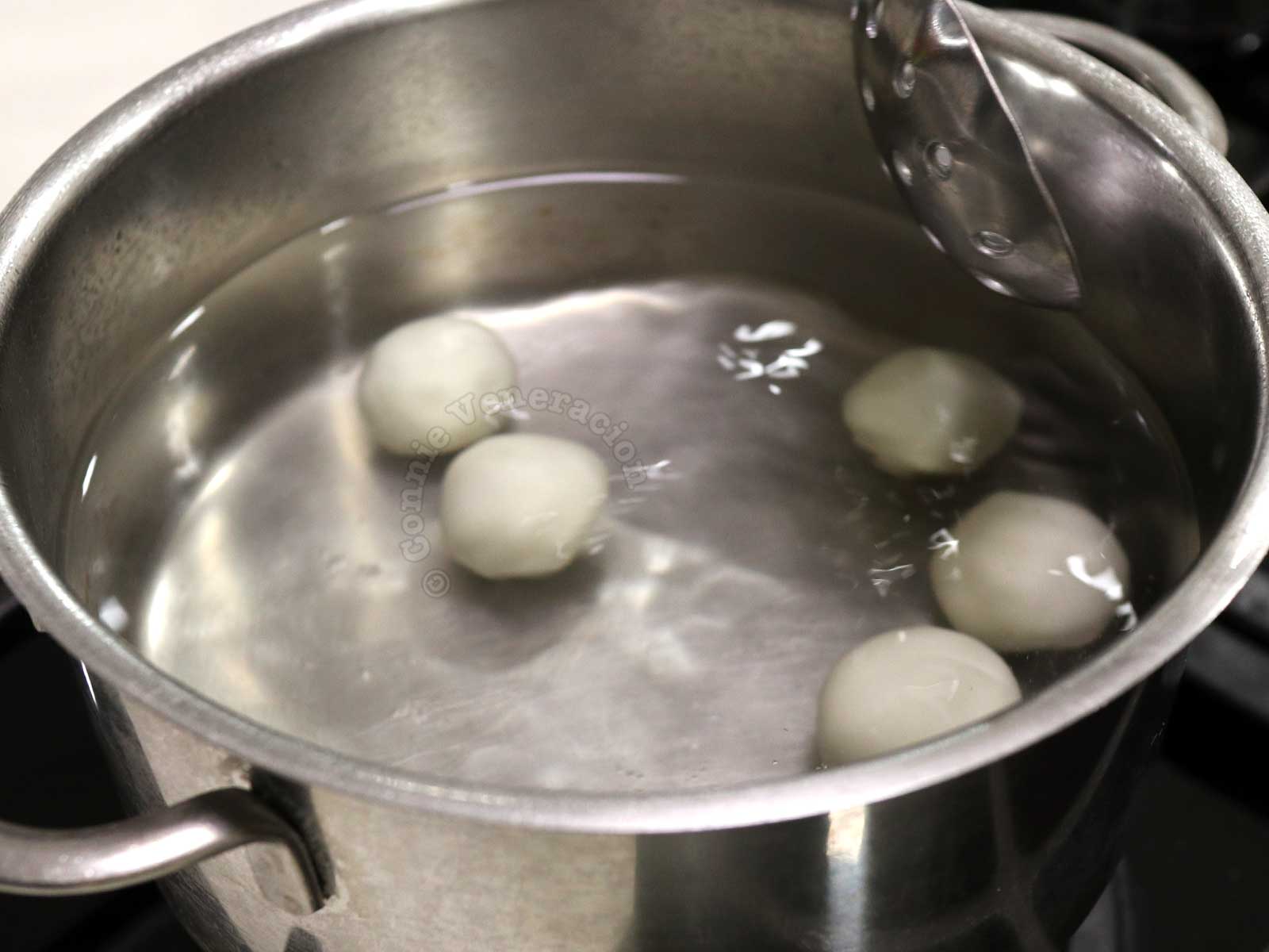 Glutinous rice balls with sweet red bean paste (tang yuan)