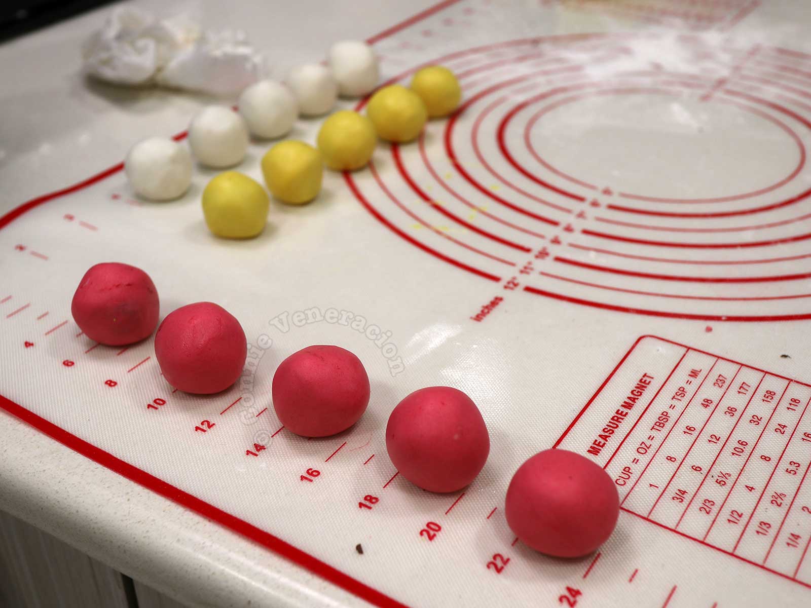 Glutinous rice balls with sweet red bean paste (tang yuan)