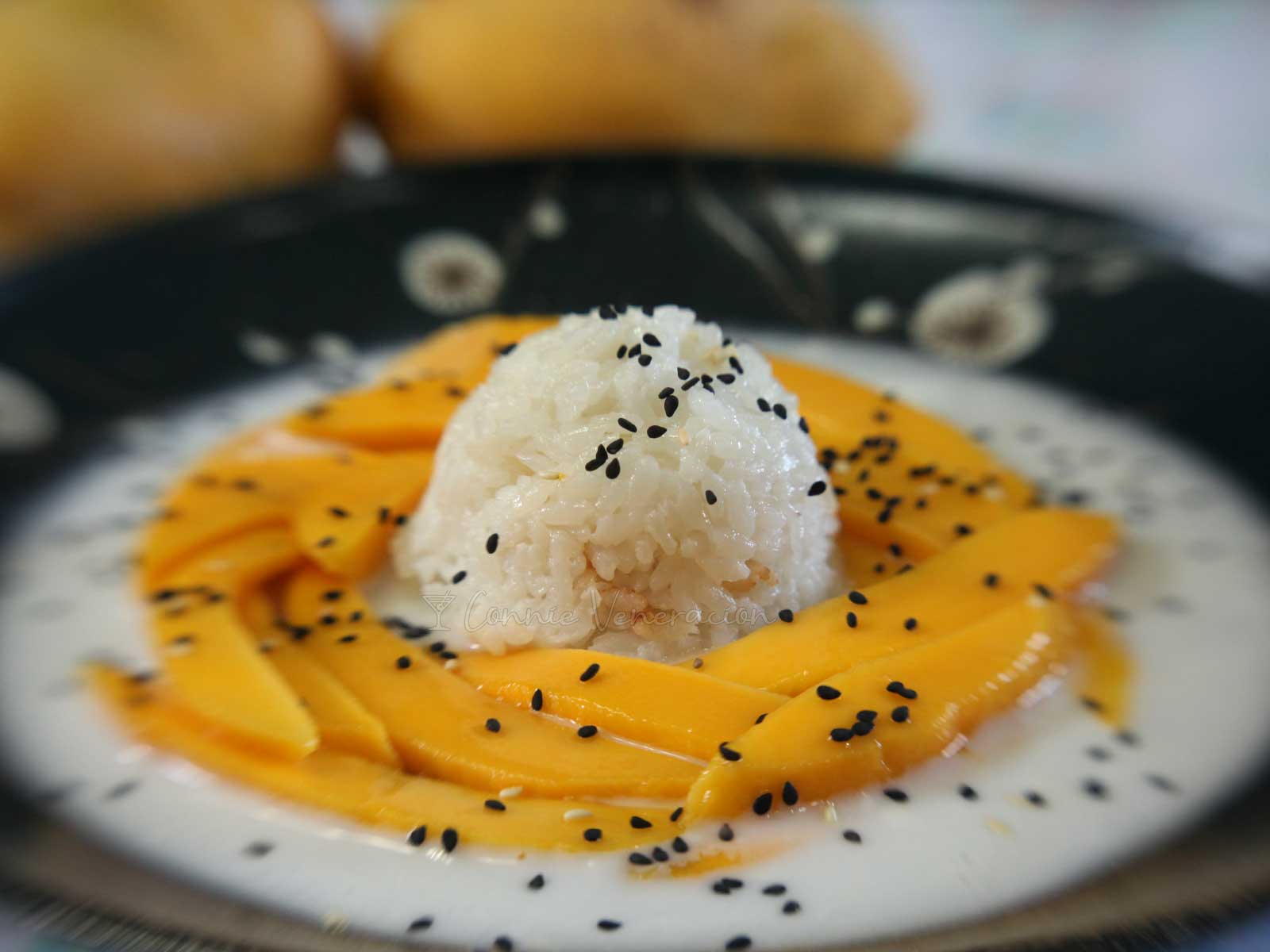Thai mango and sticky rice with coconut sauce (khao neaw mamuang)