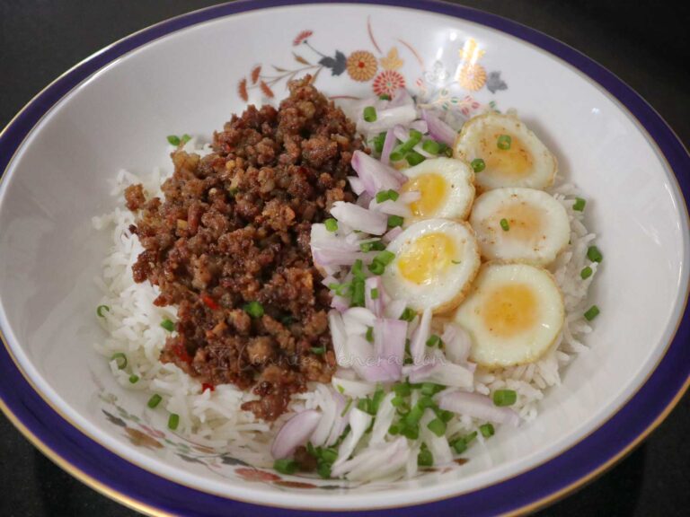 Browned sausage meat and fried quail eggs rice bowl